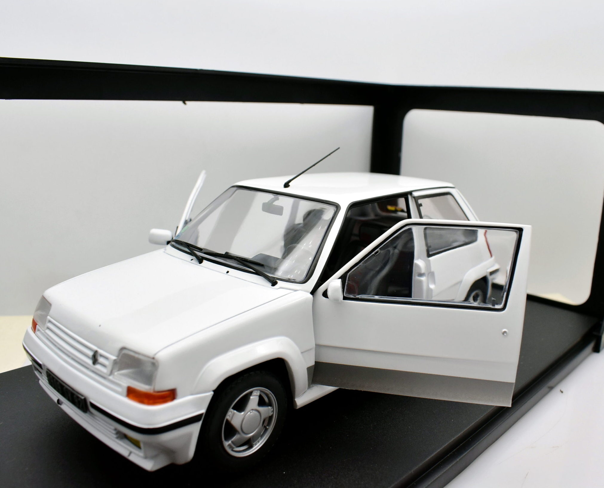 Modellino auto scala 1:18 Renault 5 GT turbo mk.2 Solido diecast ...