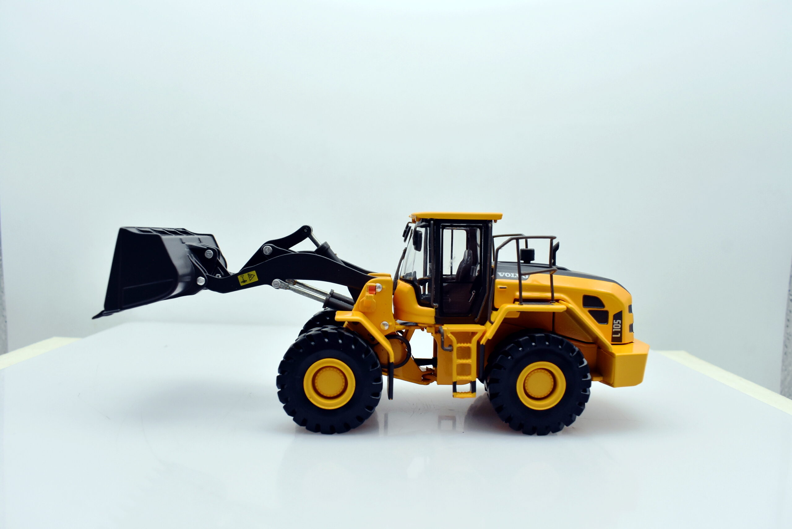 Modellino RUSPA scala 1:50 Volvo L 105 modellismo statico motoart ...